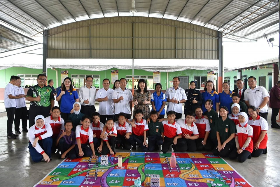 林慧英官访砂10天 总拨款234万予23校 - DAP